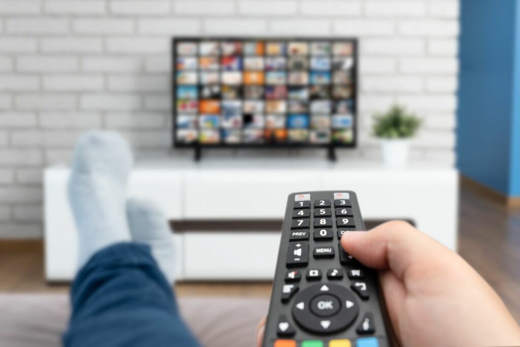 5 Easy Ways to Watch TV in an RV (With or Without Cable)