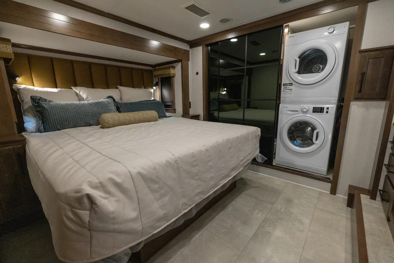 20 Awesome RVs with a Washer and Dryer [2025 Update]