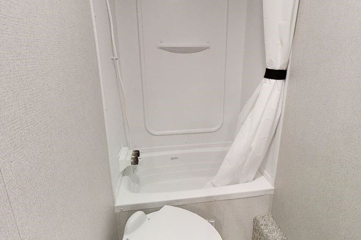 10 Best RVs with Bathtubs (Fabulous RVs to Soak In)