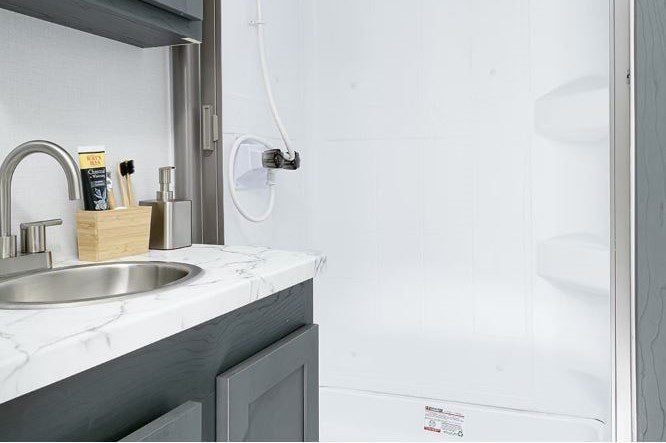 9 Best RVs with Bathtubs (Fabulous RVs to Soak In)