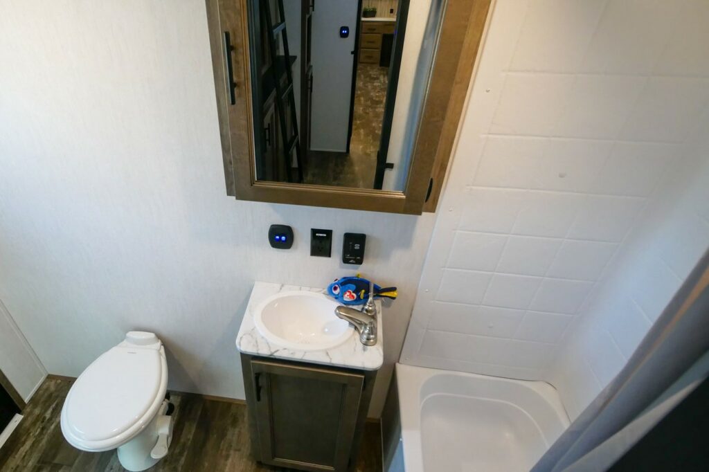 9 Best RVs with Bathtubs (Fabulous RVs to Soak In)