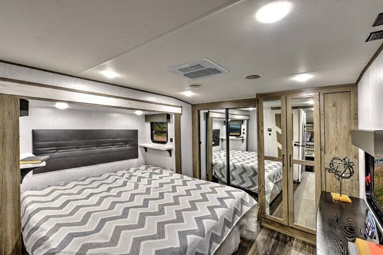 10 Spacious 5th Wheels with 2 Bathrooms (2024 Models)