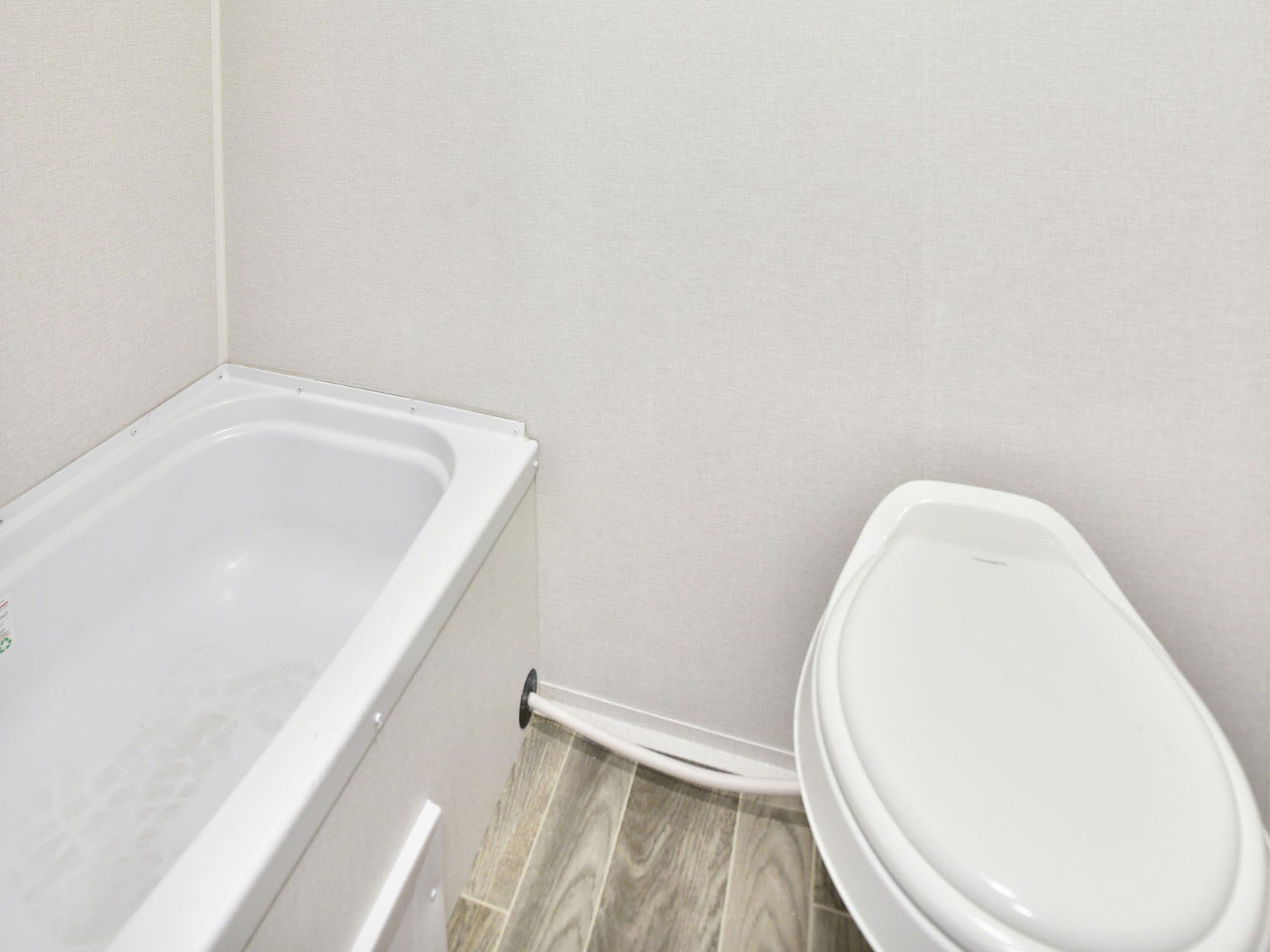 10 Best RVs with Bathtubs (Fabulous RVs to Soak In)