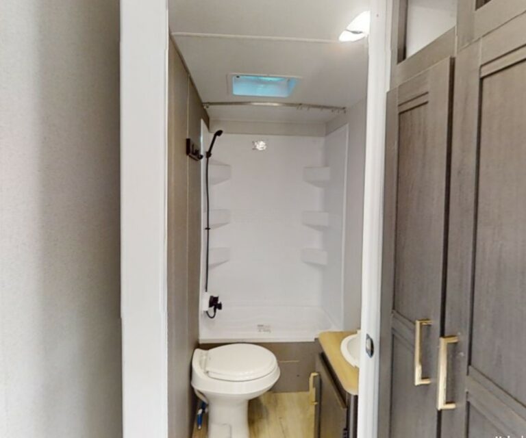 10 Best RVs with Bathtubs (Fabulous RVs to Soak In)